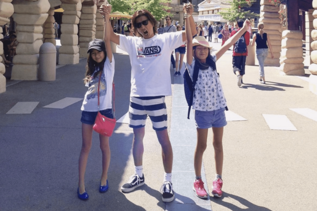 木村拓哉51歳の誕生日に娘のKoki,とCocomiがSNSに投稿した、キムタクと工藤静香とのラブラブツーショット写真に賛否「娘を利用して幸せ ...