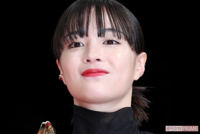 【画像・写真】モデル・藤川らるむ、“透けてる”成人式コーデに賛否両論「攻めててカッコいい」「ほとんど裸じゃん」過去にも“電車内での露出ドレス