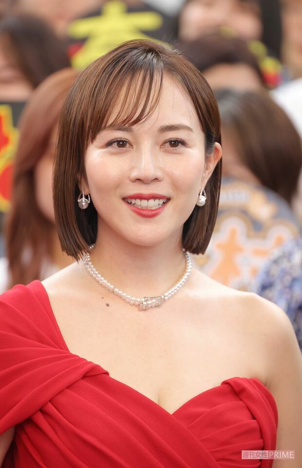 比嘉愛未、雑誌『anan』でボディライン際立つ黒タイツ姿を披露も「スカート履き忘れた人」“謎衣装”に違和感の声（3ページ目） | 週刊女性PRIME